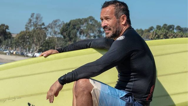 Practicar surf a partir de los 50: el deporte que entrena cuerpo y ...