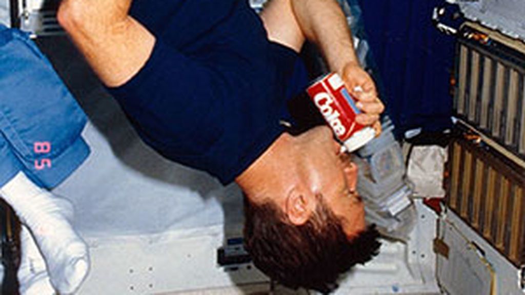 El día que astronautas bebieron CocaCola y Pepsi en el espacio ...