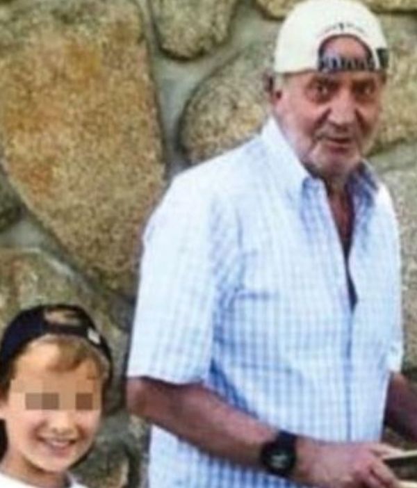 La barbacoa de la polémica: la imagen del rey Emérito con el hijo de ...