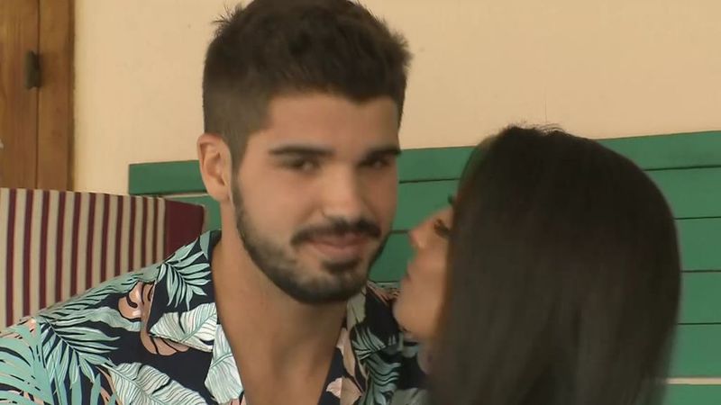 MyHyV | Álex y Nancy protagonizan el primer beso del trono - Cuatro