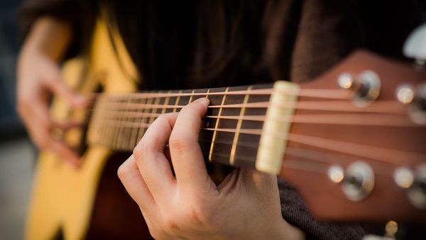 Cómo cambiar el diapasón de una guitarra - Uppers