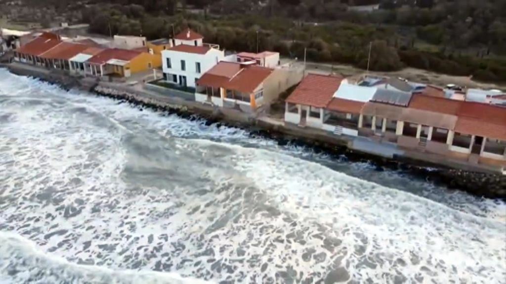 El temporal marítimo engulle la playa de Babilonia en Alicante y ...