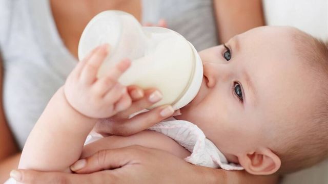 Mi bebé hace caca verde: ¿cómo afecta la lactancia mixta? - Divinity