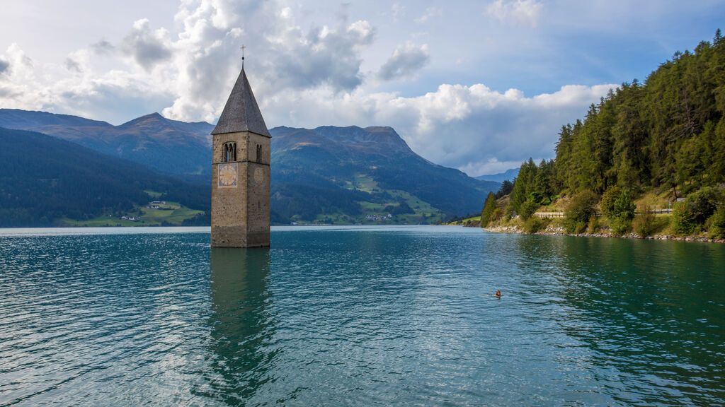 Un pueblo sumergido italiano emerge tras 71 años sumergido ...