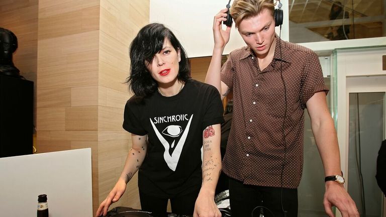 Dora y June Postigo, la vida de las hijas de Bimba Bosé - Divinity