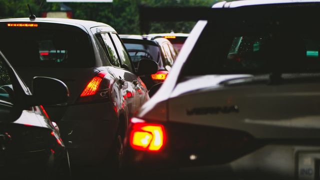 Utilizar los cuatro intermitentes del coche: dudas y multas - Uppers