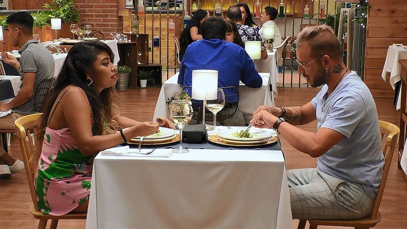 First Dates | A Anghie le entran los calores al saber dónde tiene los ...
