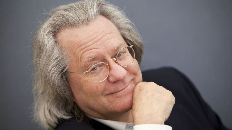 A. C. Grayling, filósofo: “La felicidad llega por sí sola a quien se ...