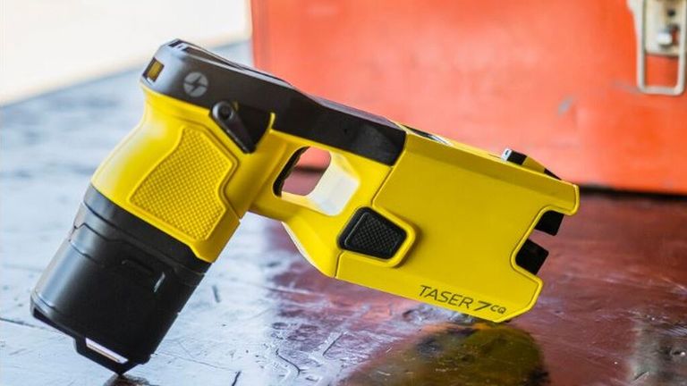 Las pistolas táser, cómo funciona y qué efectos provocan su descarga en ...