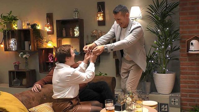 First Dates Café | Bruno conoce a Sandra por su olor