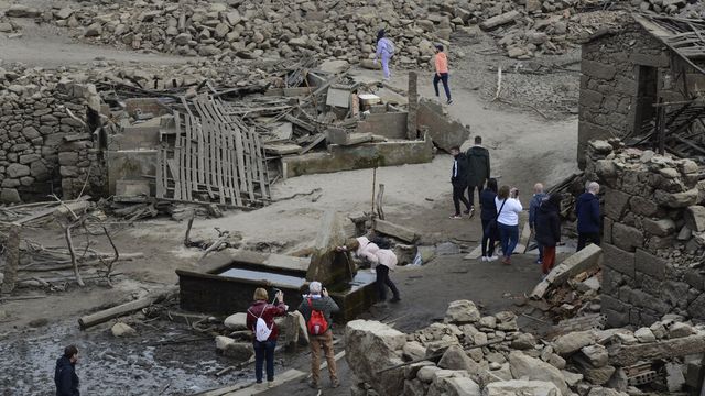 Un pueblo inundado emerge por la sequía en Galicia