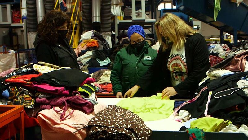 ¿Dónde acaba la ropa que donamos en contenedores solidarios? ¿Llega a ...