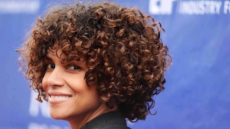 Famosos con pelo rizado: así lucen sus rizos - Divinity