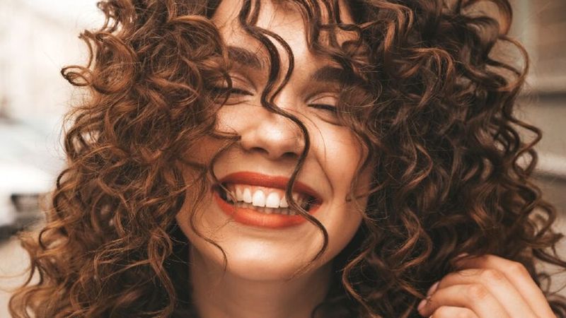 Cómo recuperar el rizo natural con estos 4 métodos - Divinity