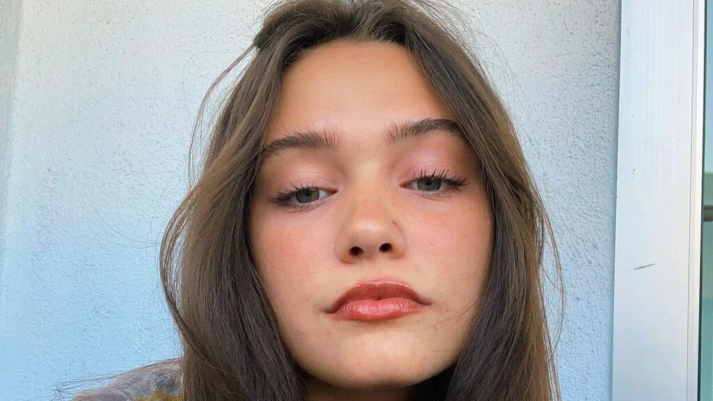 A la modelo Claire Bridges le amputan las piernas tras contraer la covid