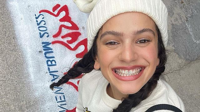El piercing dental de Rosalía: cómo se pone la joya tendencia de las ...