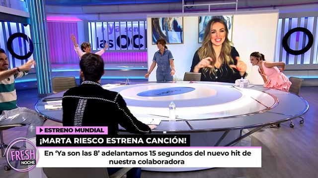 El plató de 'Ya son las ocho' enloquece al escuchar la nueva versión de 'No tengas miedo', el ...