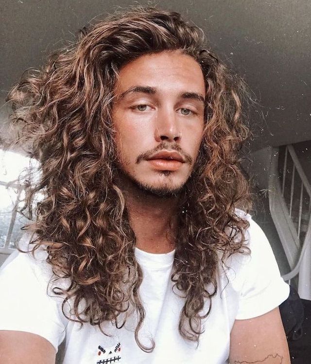 Pelo rizado en hombres: 5 peinados diarios muy sencillos - Divinity