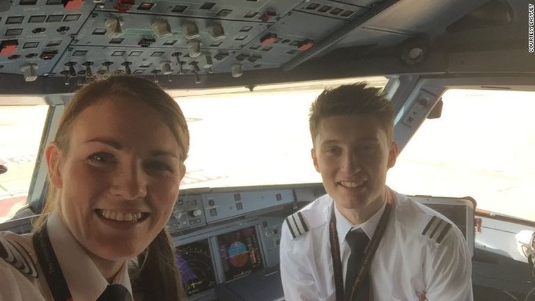 ¿Tranquilidad en el avión con una piloto de 26 años y un copiloto de 19?