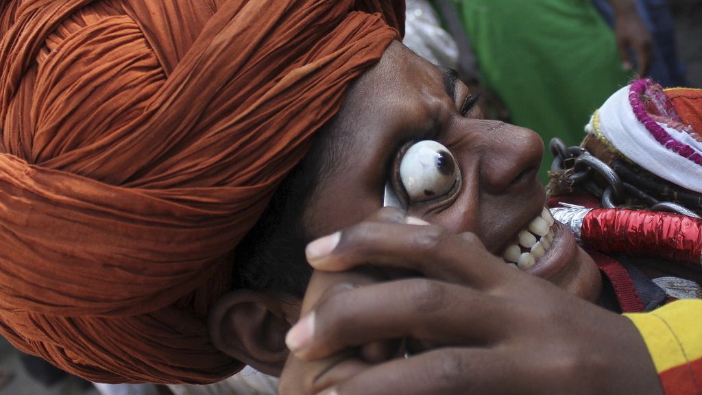 Los faquires desafían los límites del dolor