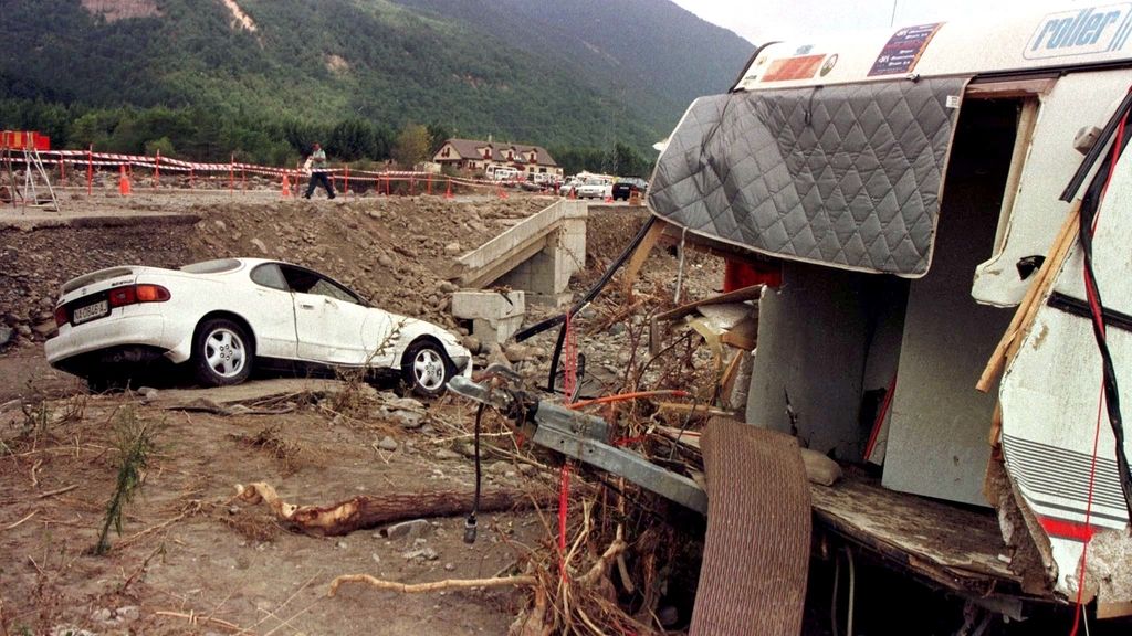 Biescas homenajea a las víctimas del Camping 'Las Nieves' con un memorial