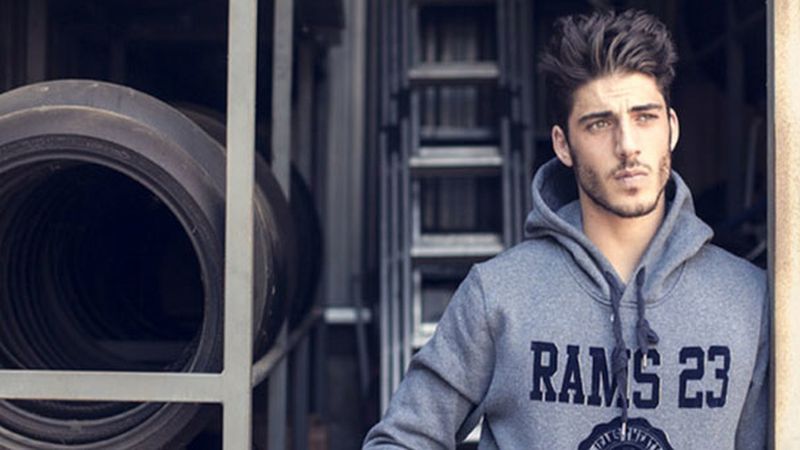 Bajamos de la moto a Axel Pons, el piloto (y modelo) que se ha graduado