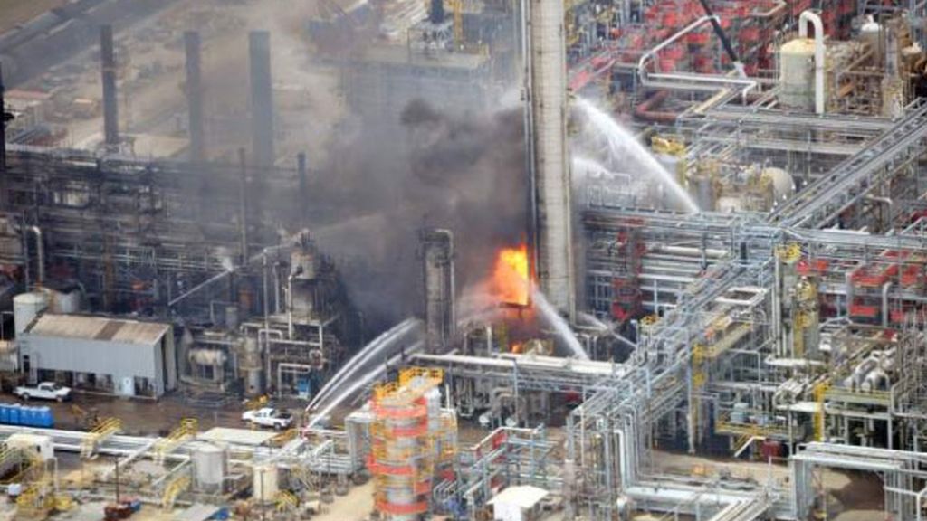 Una treintena de heridos por explosión e incendio en planta química de ...