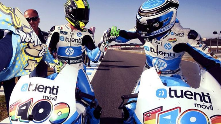 Bajamos de la moto a Axel Pons, el piloto (y modelo) que se ha graduado