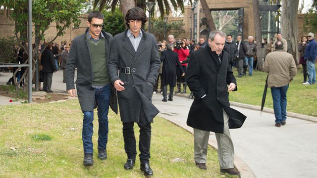 Su hijo Alejandro y su viuda, Reyes Monforte, en el último adiós de ...