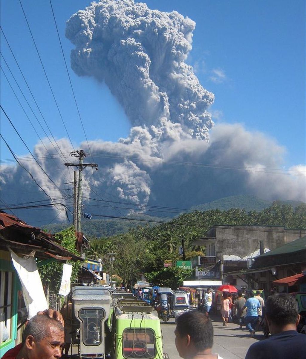 Cientos de filipinos huyen de la erupción del volcán Bulusan