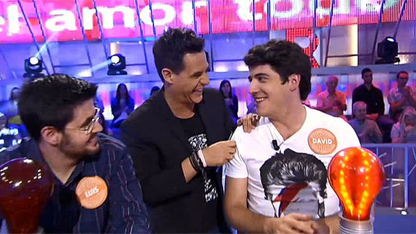 David Leo se viene arriba con Raffaella Carrá: "Explota, explotame ...