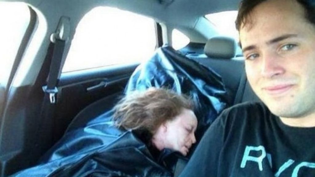 El 'selfie' con el 'cadáver' de su novia, tan viral y como falso