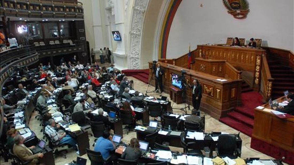 Entran en vigor en Venezuela los poderes especiales para Chávez