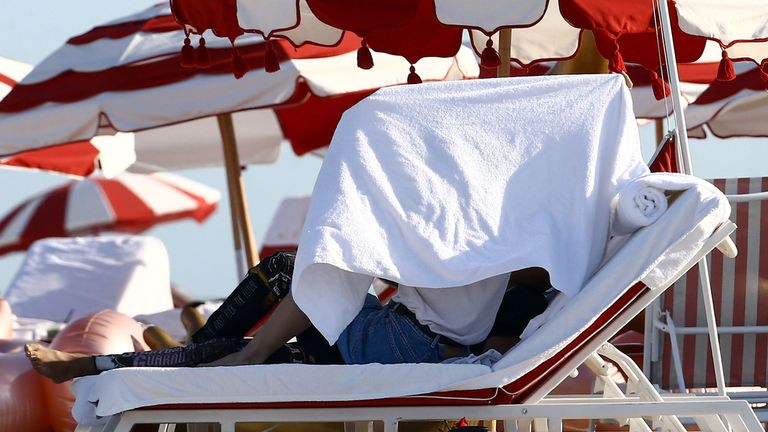 Pillada en la playa: Jaden Smith y su chica disfrutan en las tumbonas