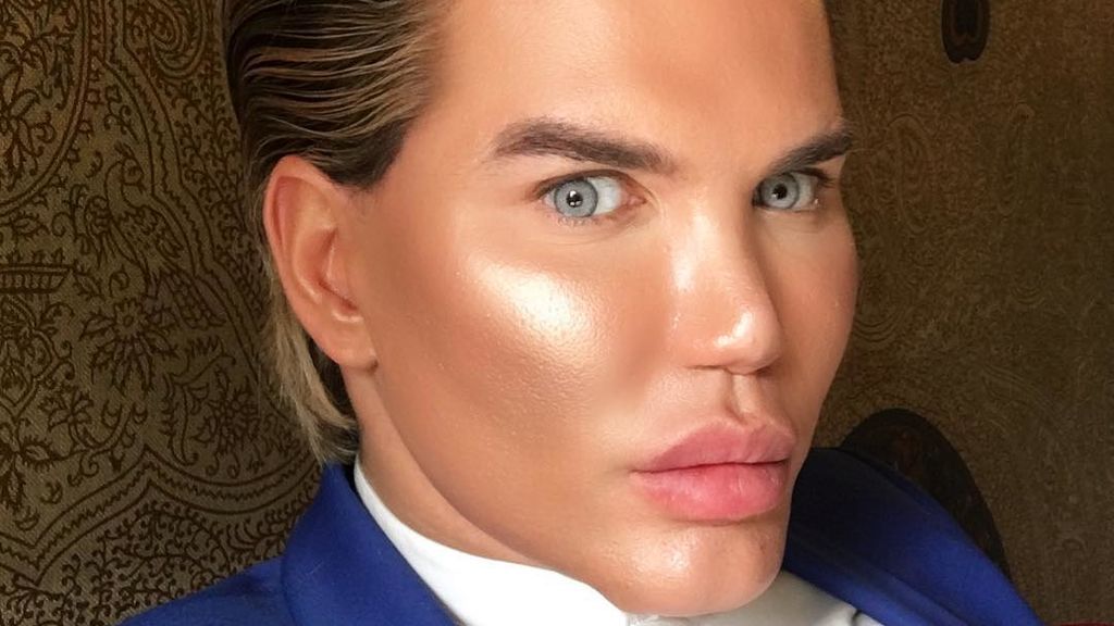El 'Ken Humano' luce orgulloso sus abdominales operados