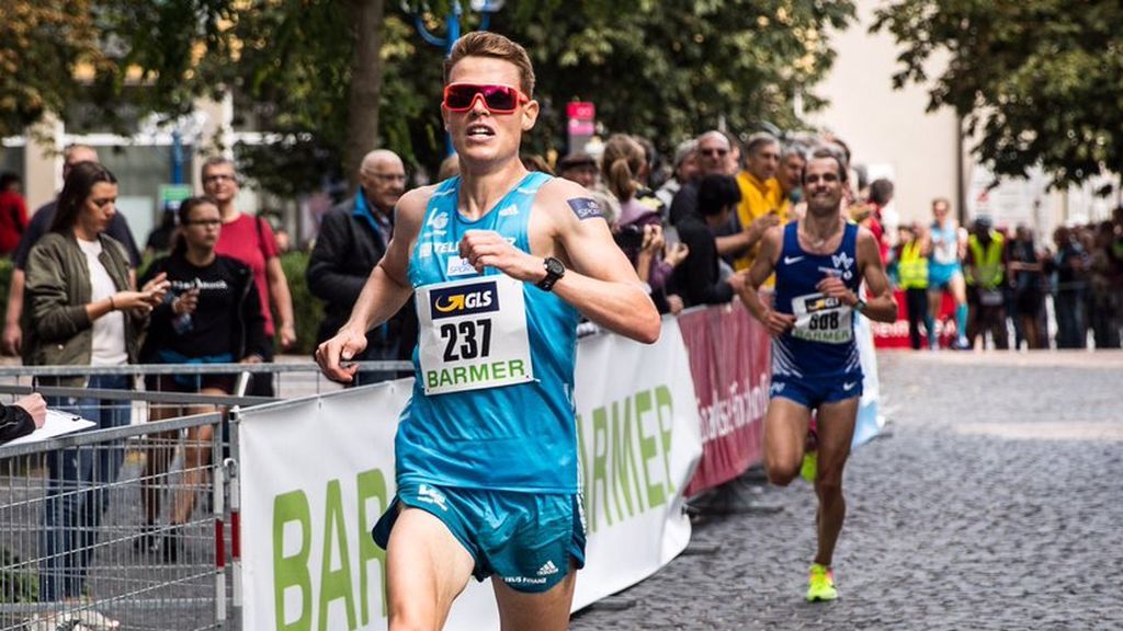 Un runner alemán busca al héroe que le salvó mientras corría una ...