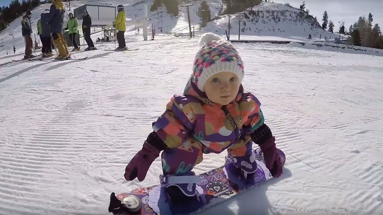 ¡Acaba de cumplir un año y no sabe andar pero su habilidad sobre una ...