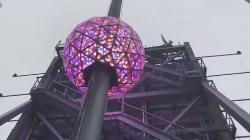 La mítica bola de Times Square ya está preparada para dar la bienvenida ...