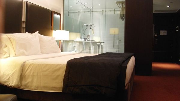 Entran a limpiar su habitación de hotel con ellos durmiendo dentro