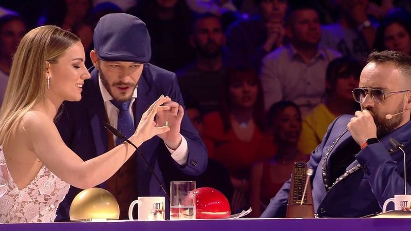 Daniel Collado consigue que Edurne doble una aguja sin darse cuenta ...