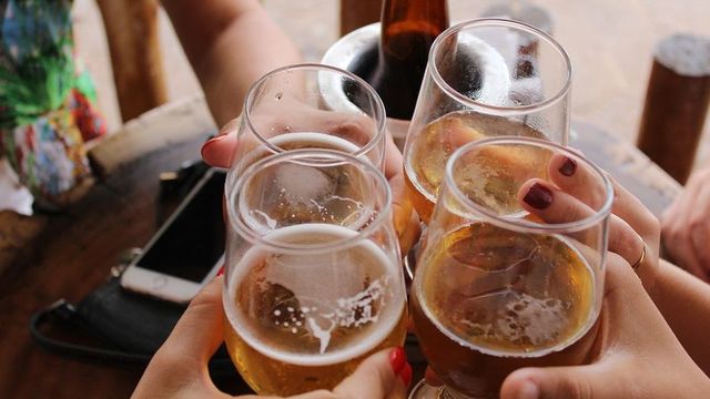 Una copa de alcohol no es buena para la salud - Uppers