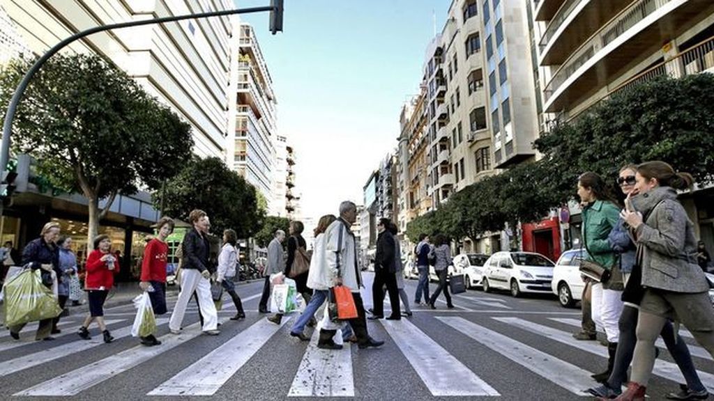 El 76% de los peatones cruza la calle mirando el WhatsApp