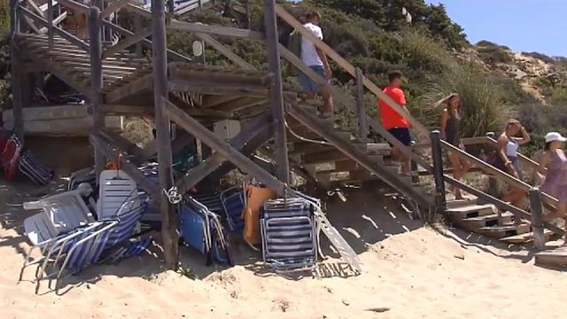 El Ayuntamiento de Chiclana se planta: retirará las sillas atadas a los ...