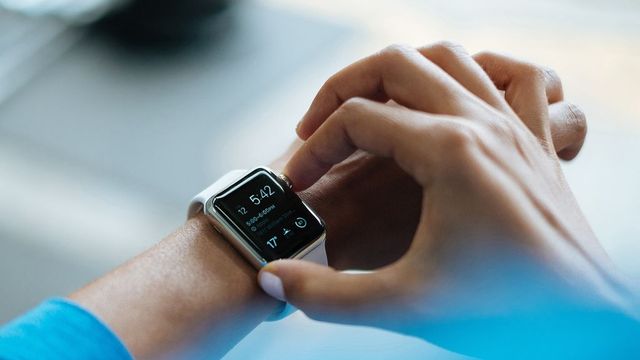 5 facilidades que ofrecen los smartwatch: encender las luces de casa o ...