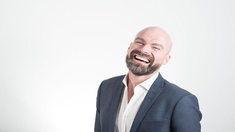 Calvo y con barba, pero sexy - Uppers