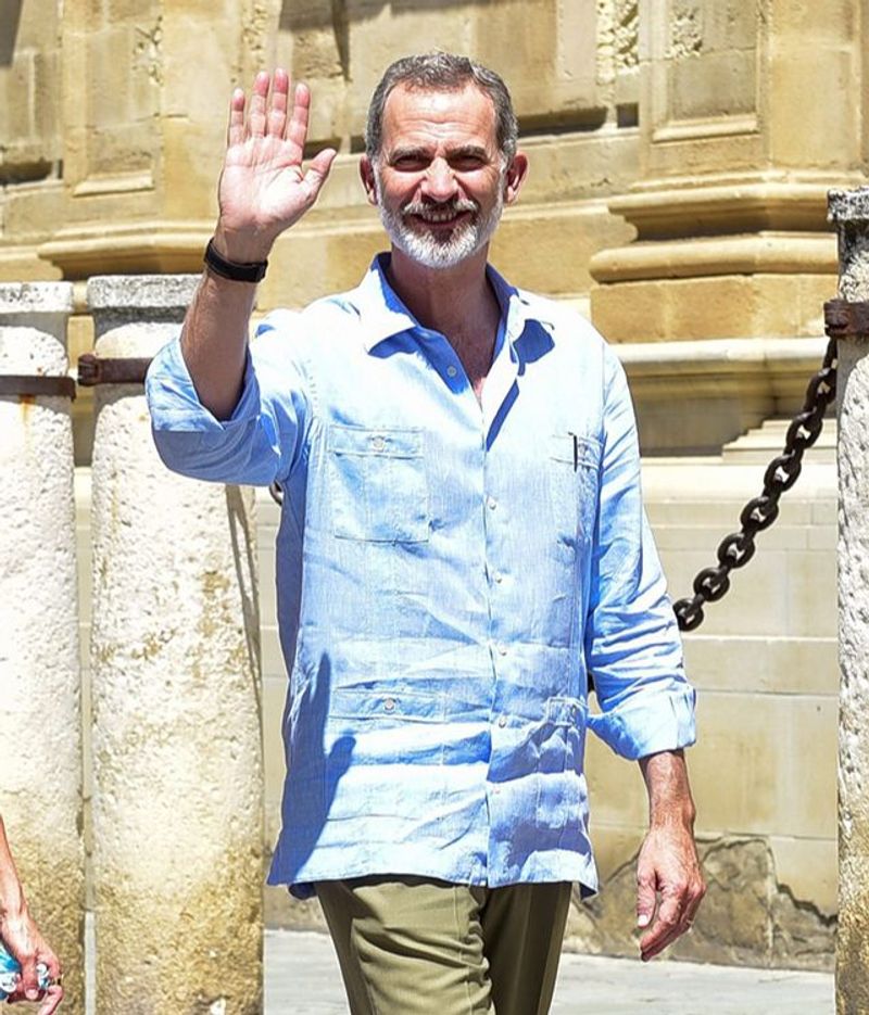 El rey Felipe VI, casual: con zapatillas, camisas o gafas fashion ...