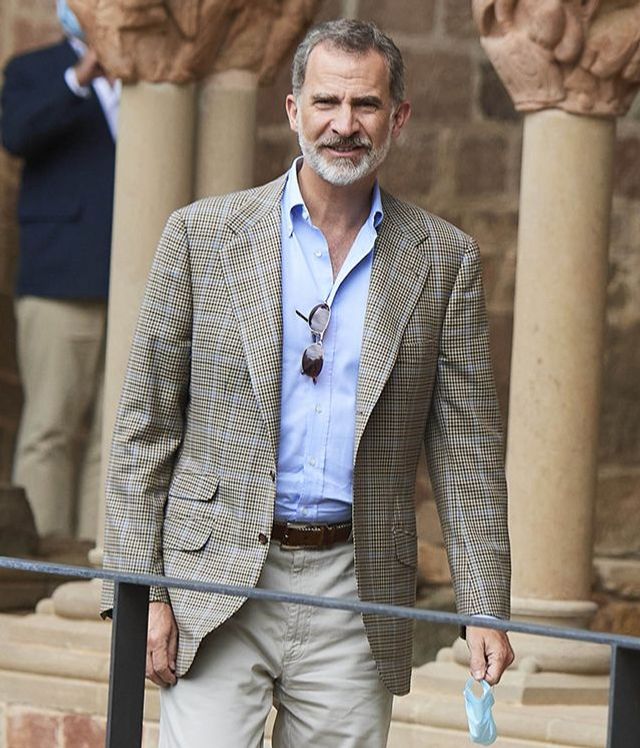 El rey Felipe VI, casual: con zapatillas, camisas o gafas fashion ...