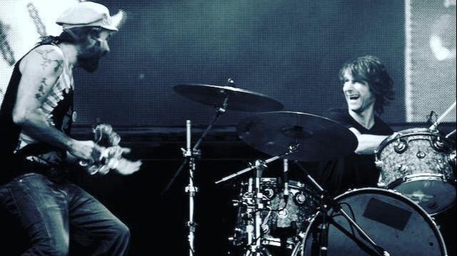 Dos años sin Pau Donés: entrevistamos a Álex, batería de Jarabe de Palo ...