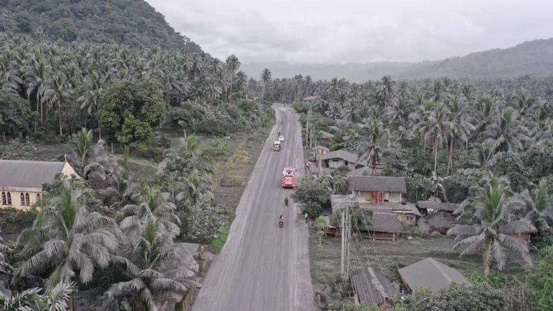 La erupción del volcán Bulusan cubre las Filipinas de ceniza