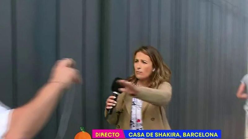 Laura Fa pilla a Gerard Piqué llegando a su casa en directo - Sálvame